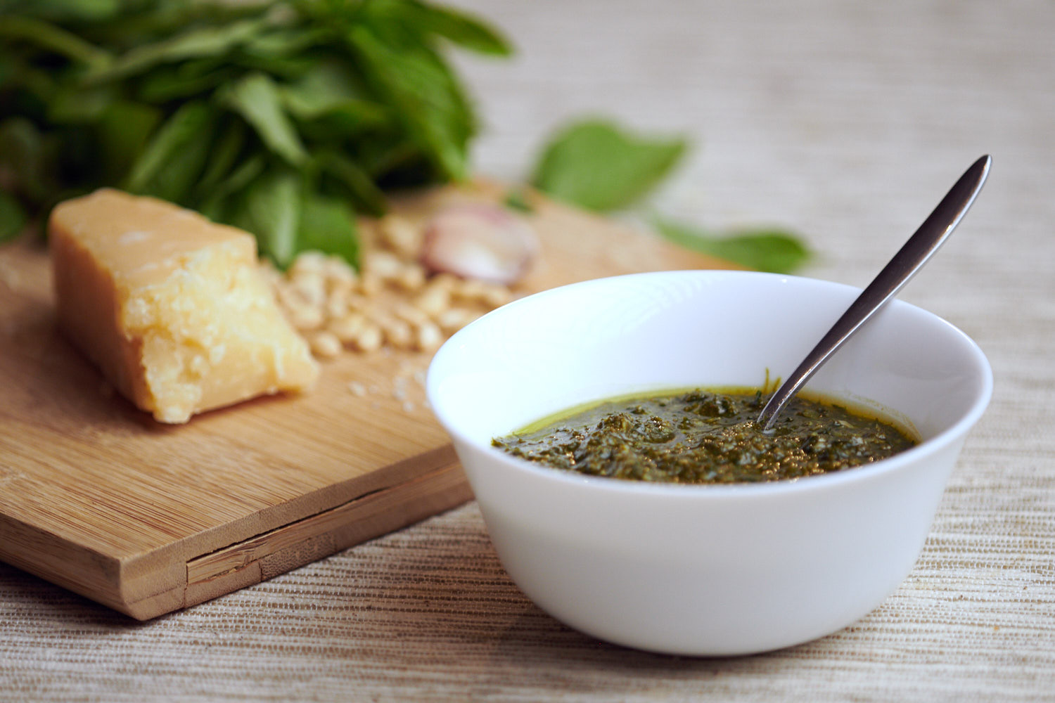 Sos pesto clasic cu busuioc - Pesto alla Genovese - Gust în Bucate